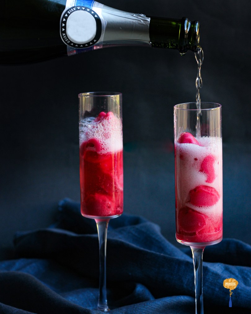 Raspberry champagne floats – Magic Ingredient